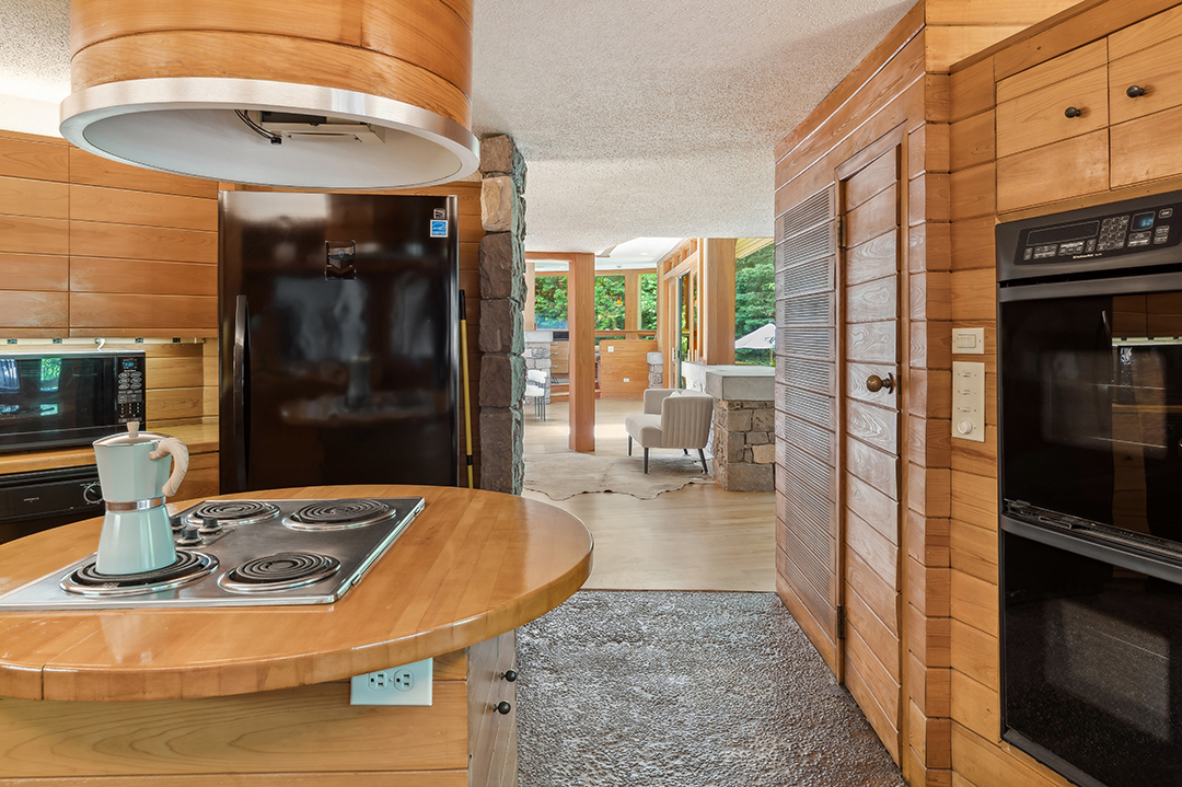 An Organic-Style New Canaan Home Designed by John Howe Comes to Market ...