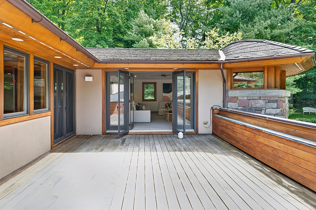 An Organic-Style New Canaan Home Designed by John Howe Comes to Market ...